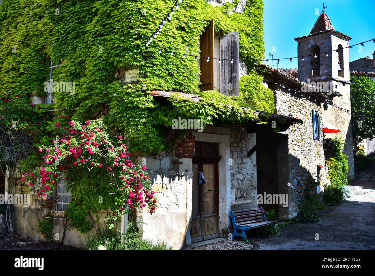 Le village d'Oppedette dans le Parc naturel du Luberon, en Provence, en ...