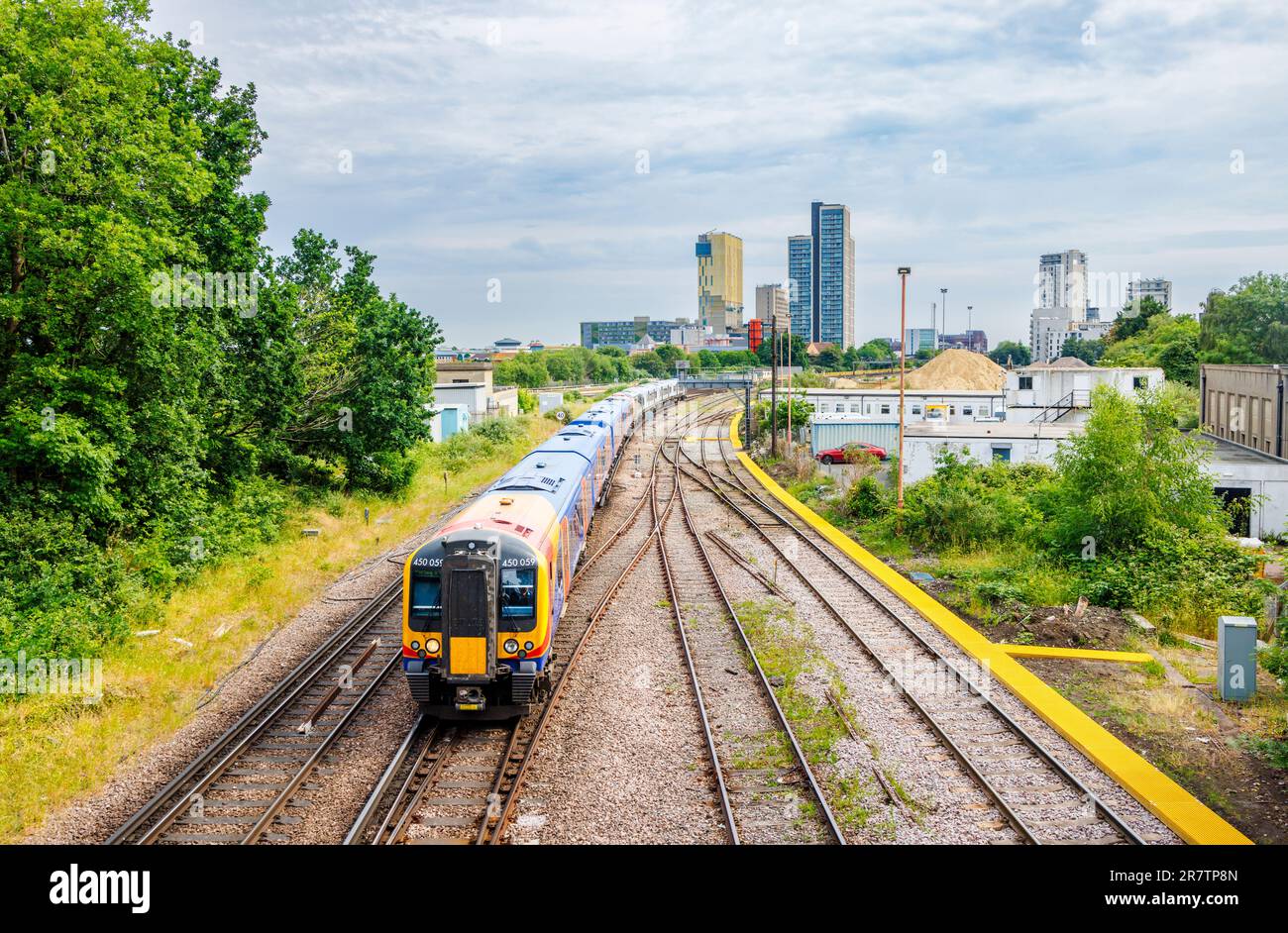 Un train de voyageurs électriques de banlieue South Western Railway sur ...