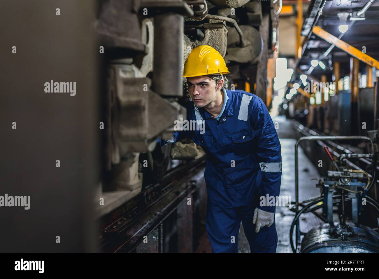 Le personnel des jeunes ingénieurs se concentre sur les réparations de ...
