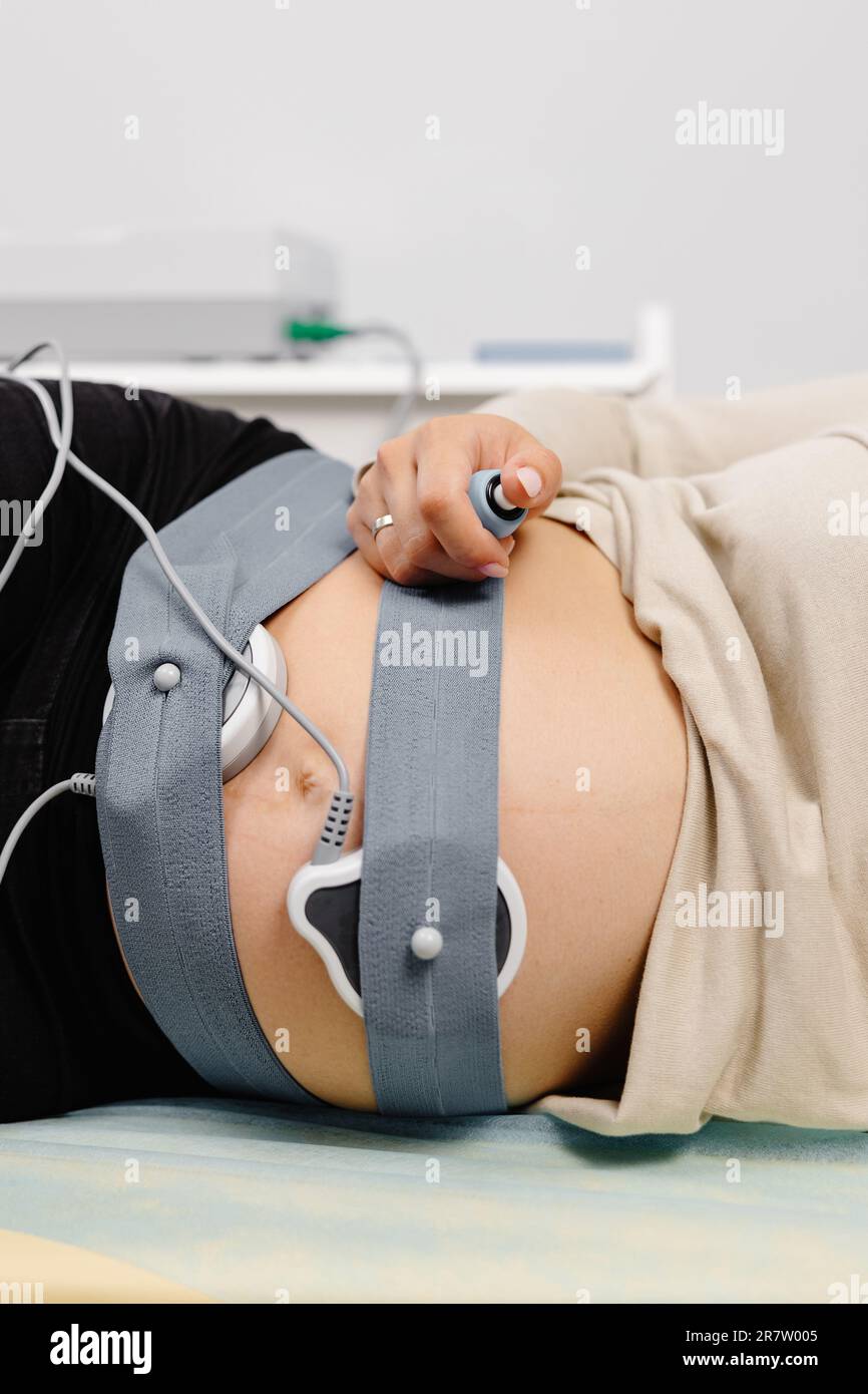 Femme enceinte vérifiant le rythme cardiaque fœtal par surveillance fœtale. Mère enceinte avec ...