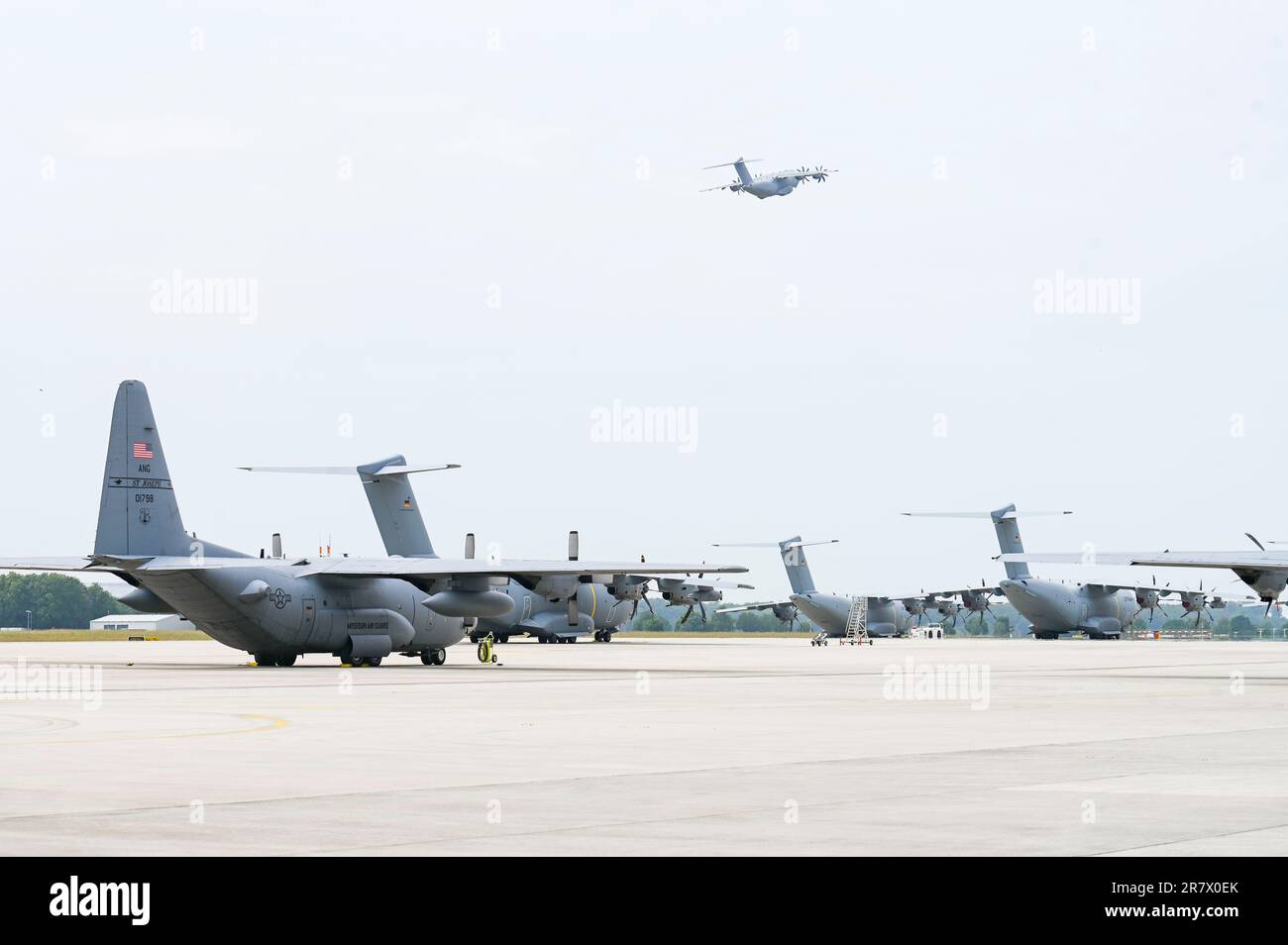 Un avion de la force aérienne allemande Airbus A-400 Atlas monte au ...