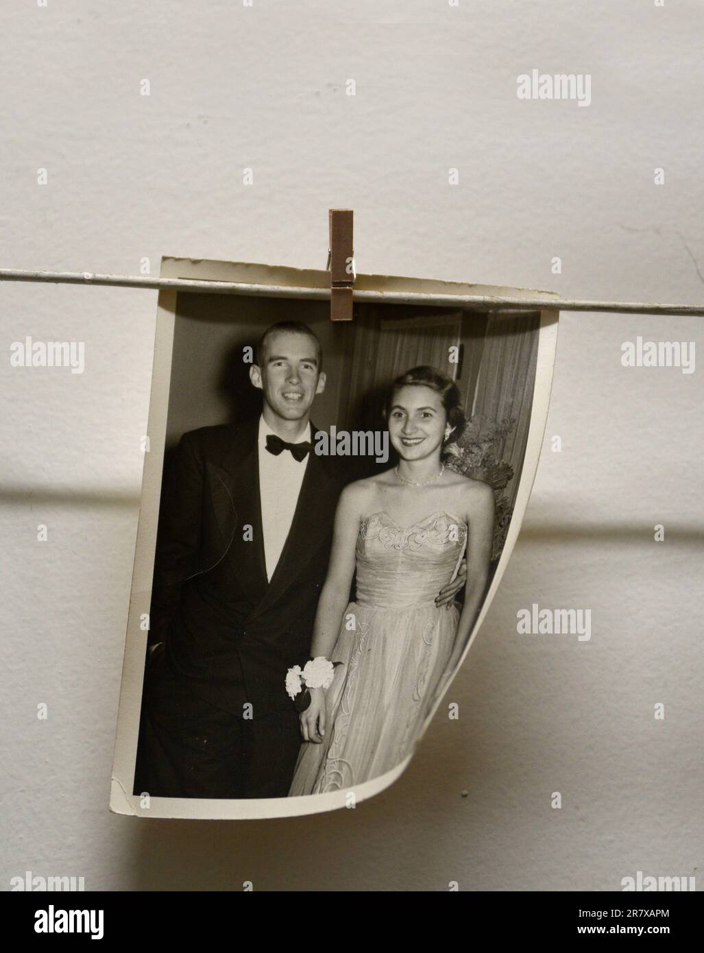 Un portrait de bal de 1950s d'un jeune couple américain habillé ...