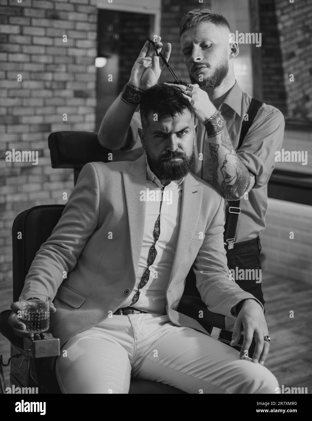 Homme visitant le coiffeur au salon de coiffure. Coiffeur professionnel ...