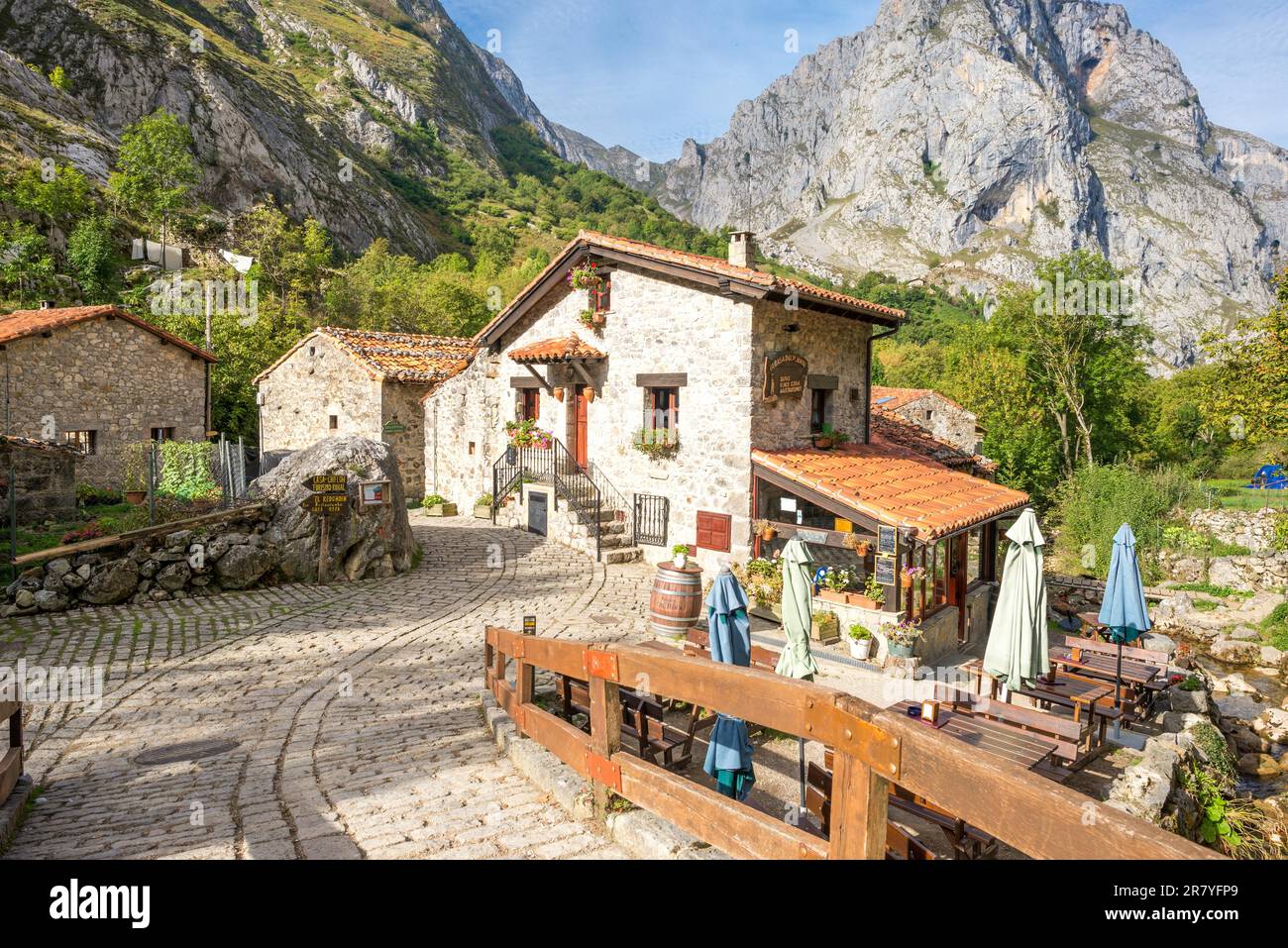 Restaurants dans des maisons en pierre dans le village de Bulnes dans ...