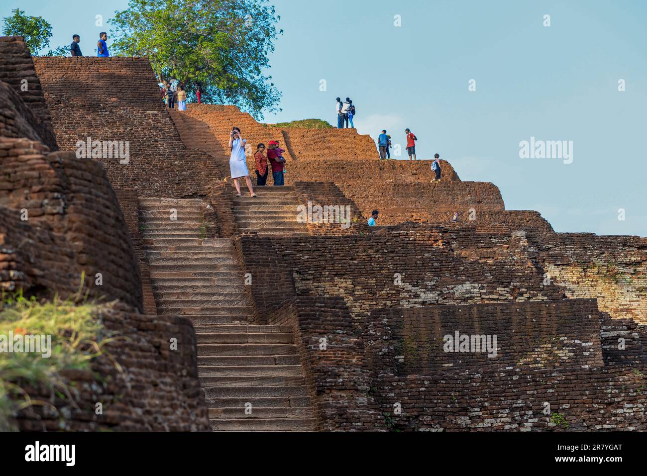 Sigiriya est une ancienne forteresse rocheuse et l'une des attractions ...
