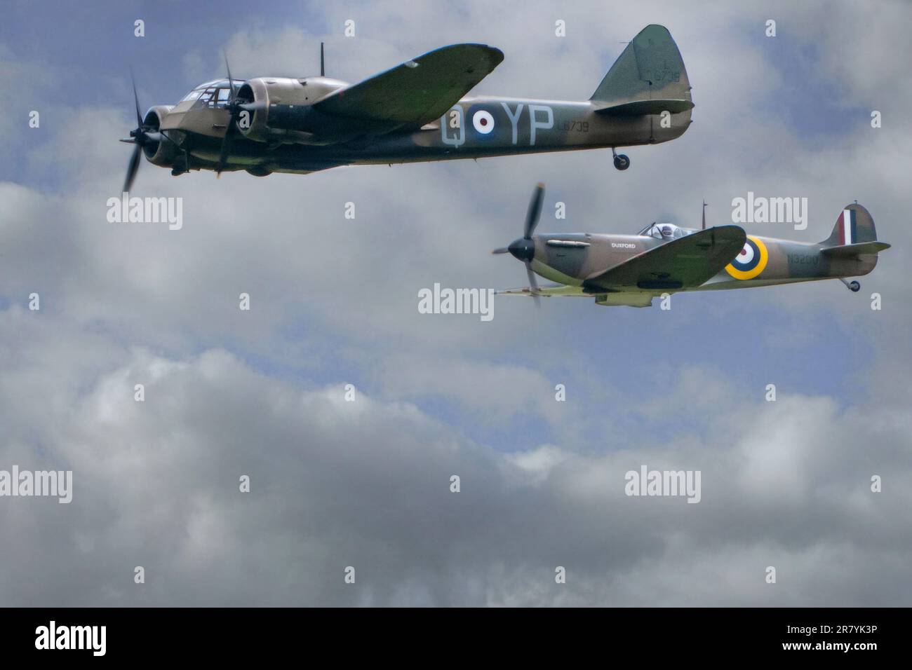 Warbird de la Seconde Guerre mondiale a Bristol Blenheim et SpitfireMK1 ...