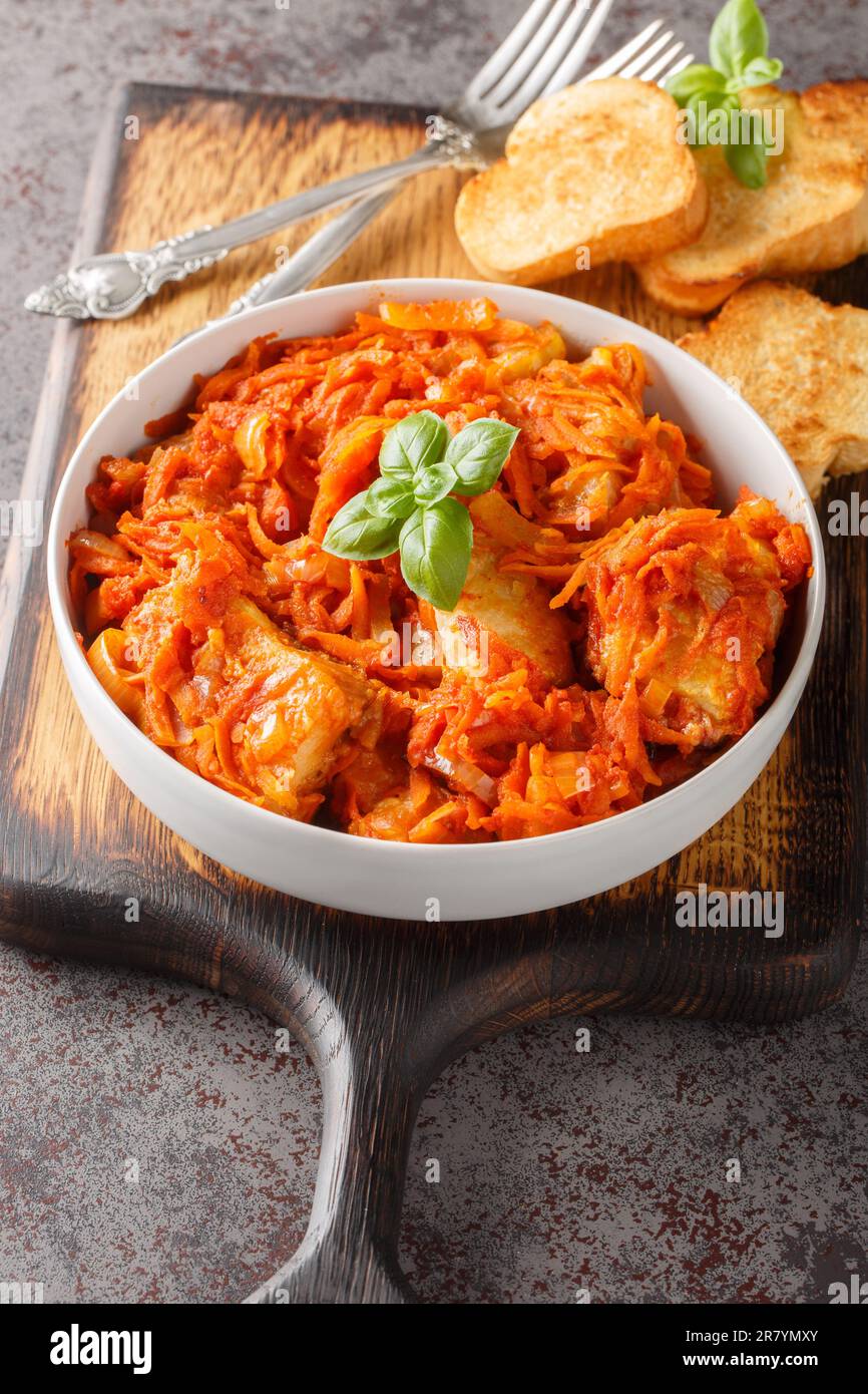 Filet de poisson blanc cuit avec des carottes, des oignons et du céleri ...