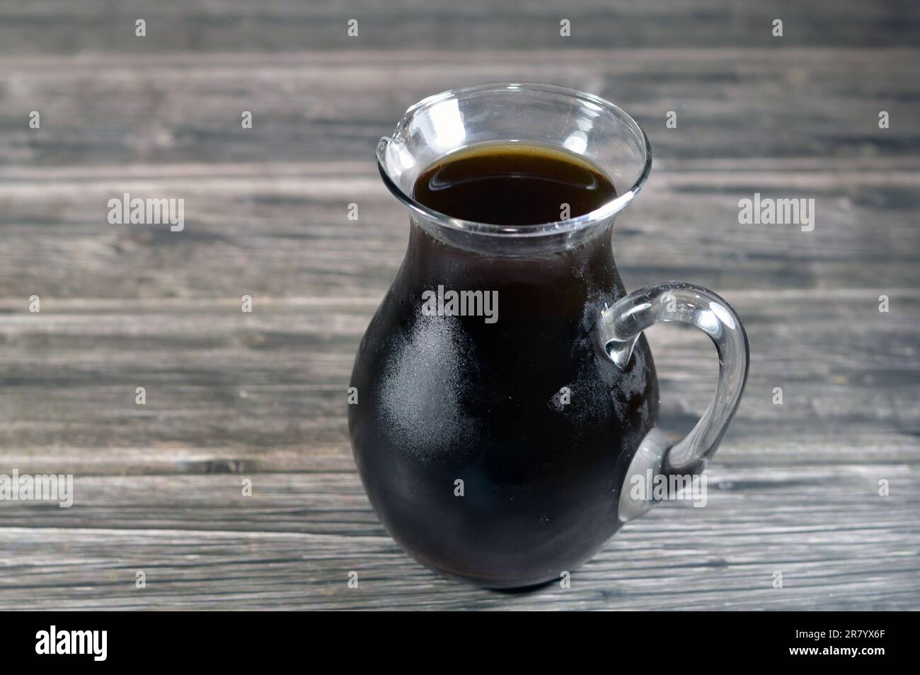 Réglisse écrasée et pelée, Licorice Glycyrrhiza glabra, une plante à ...