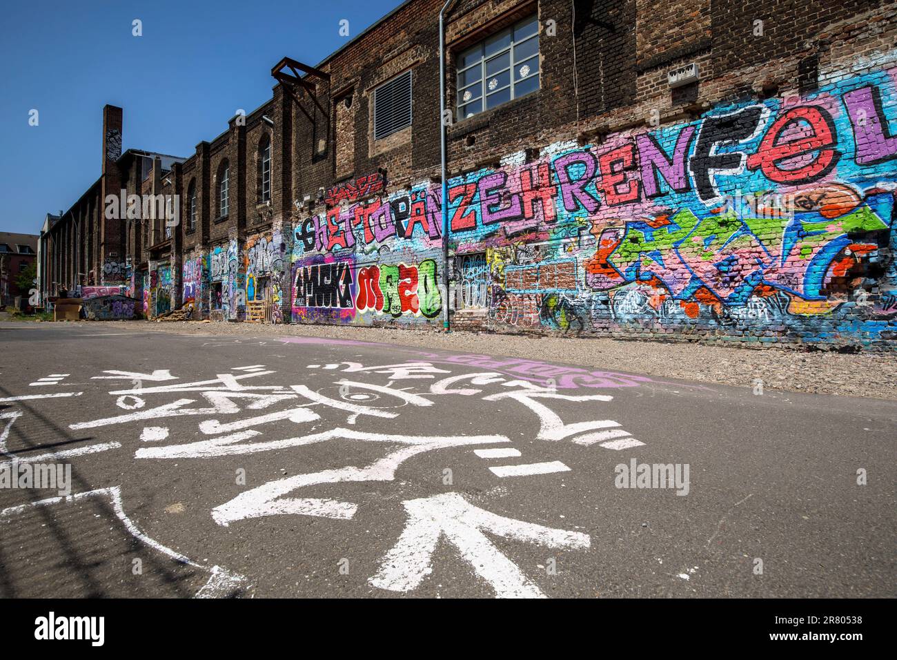 graffiti sur le Rheinlandhalle, ancien bâtiment industriel de la ...