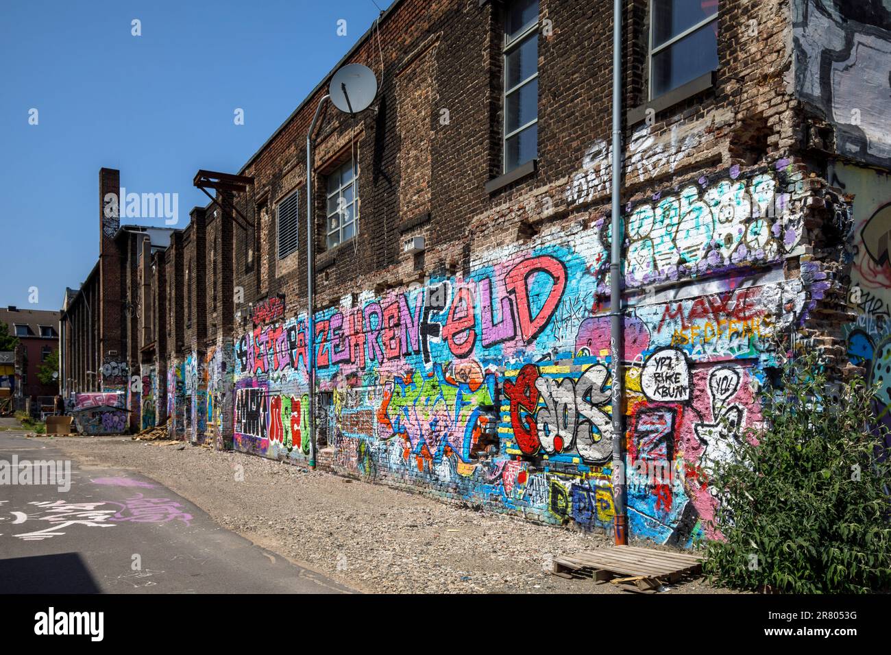 graffiti sur le Rheinlandhalle, ancien bâtiment industriel de la ...