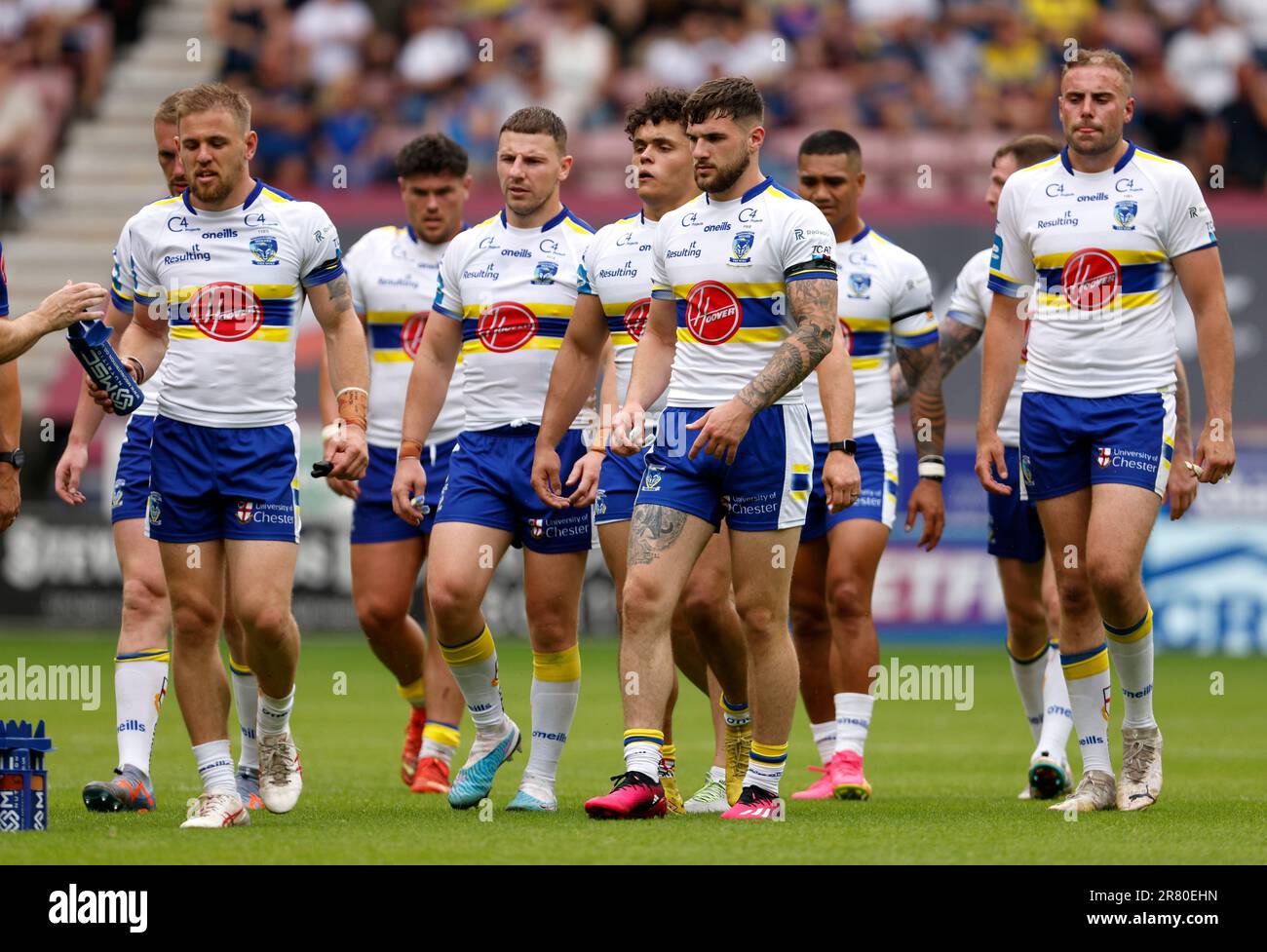 Les joueurs de Warrington Wolves semblent découragés lors de la quart-finale de la coupe du défi ...