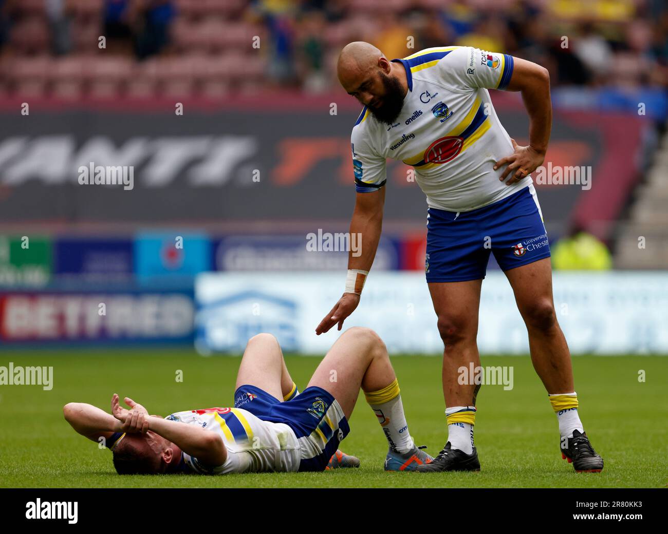 Sam Kasiano, de Warrington Wolves, vérifie le coéquipier Ben Currie après sa défaite lors de la ...