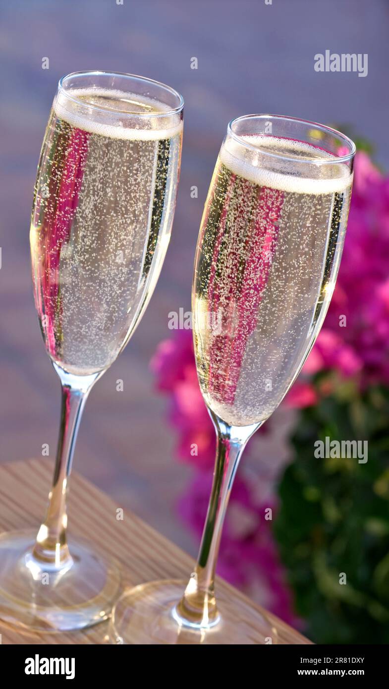 Champagne verres de vin mousseux frais fraîchement versé avec des ...