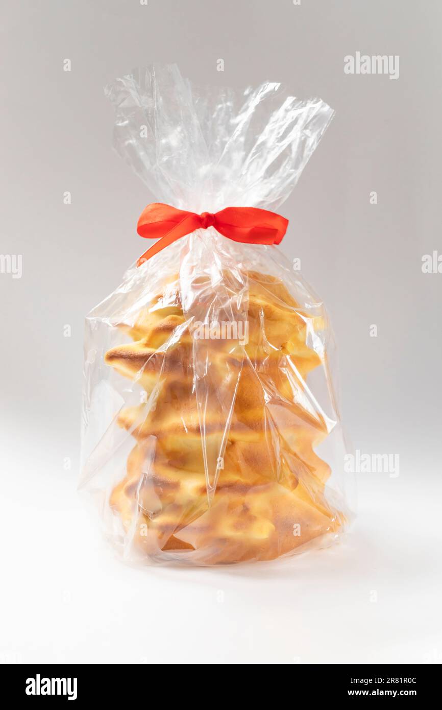 Isokated Sakotis, sekacz, baumkuchen dans un paquet transparent. Gâteau ...