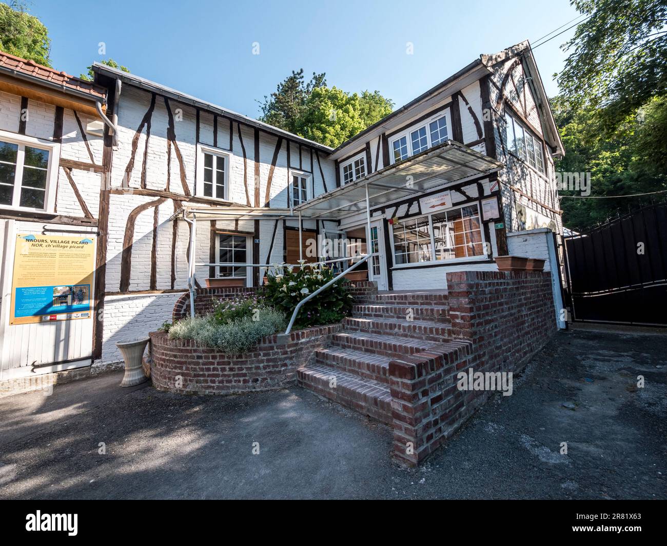 L'image est de la piste du musée médiéval de la Cité souterraine de ...