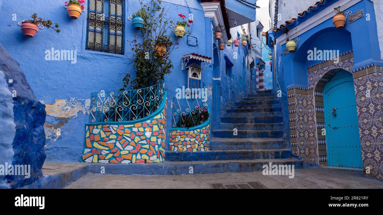 Ruelle peinte en bleu dans la ville de chefchaouen Banque de ...