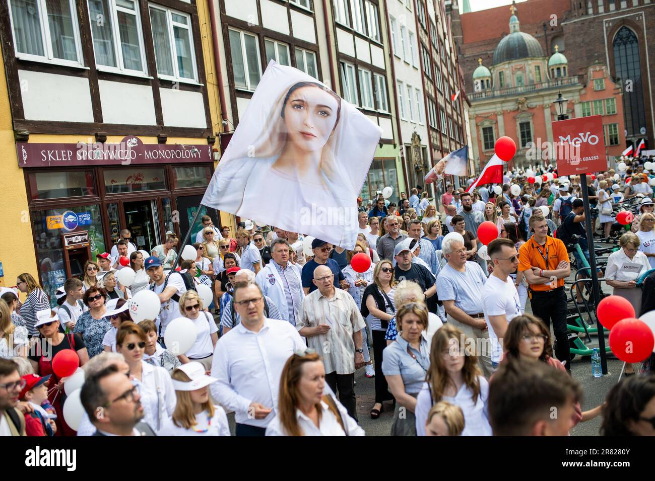 Un homme agite un drapeau de Marie la « mère de Dieu » devant les ...