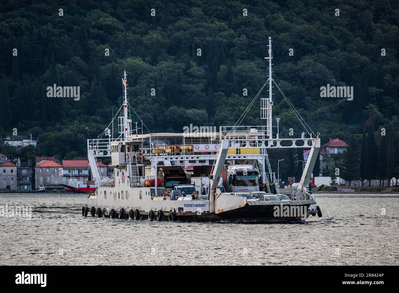 Kamenari, Monténégro. 19th juin 2023. Transport en ferry dans la baie ...