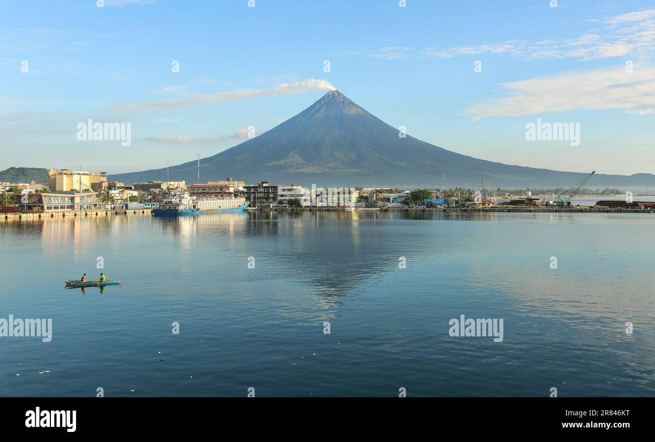 Le volcan Mayon parfait cône fumant vu du port de Legazpi, Albay ...