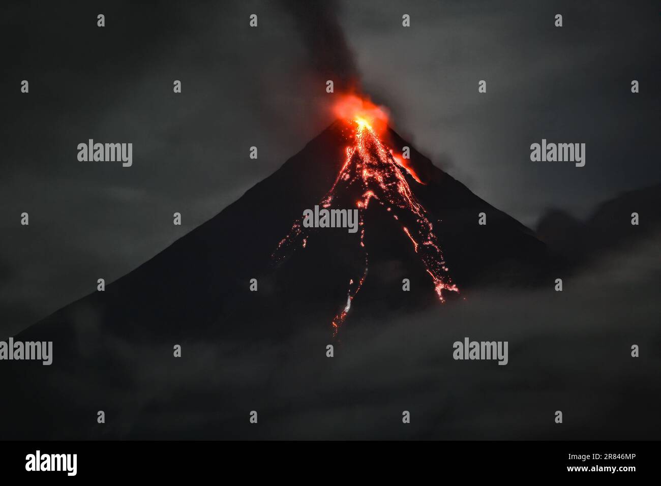Cratère émergeant de Mayon, coulis de lave et fumée de volcan, Legazpi ...