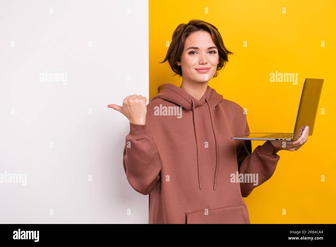 Photo de la jeune femme satisfaite bob Brown cheveux tenir portable ...