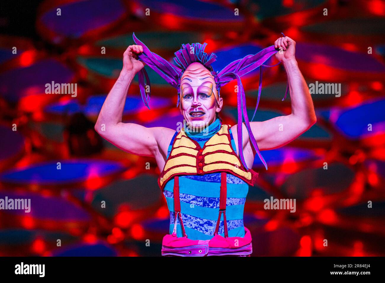 Un membre de la troupe de la Maison sur le Russian Swing Act qui se ...