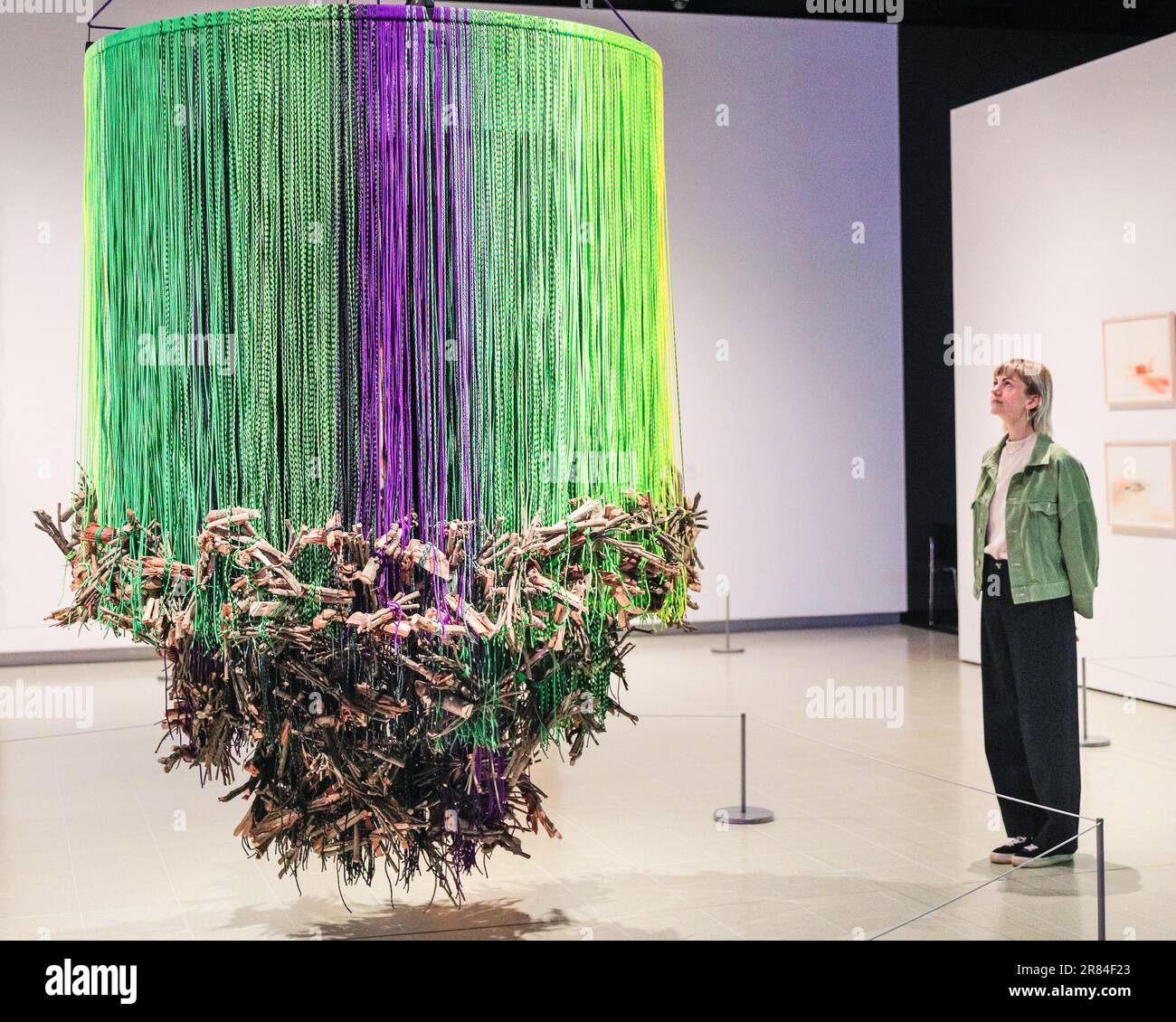 Londres, Royaume-Uni. 19th juin 2023. Le personnel de la galerie avec Andrea Bowers 'Memorial to ...