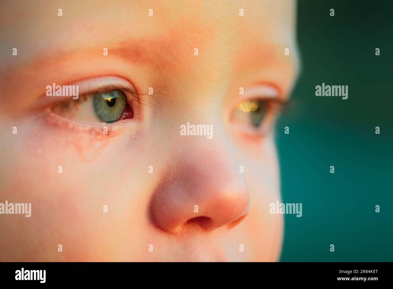 Pleurez bébé avec les yeux bleu ciel. Petit garçon tendre qui pleure ...