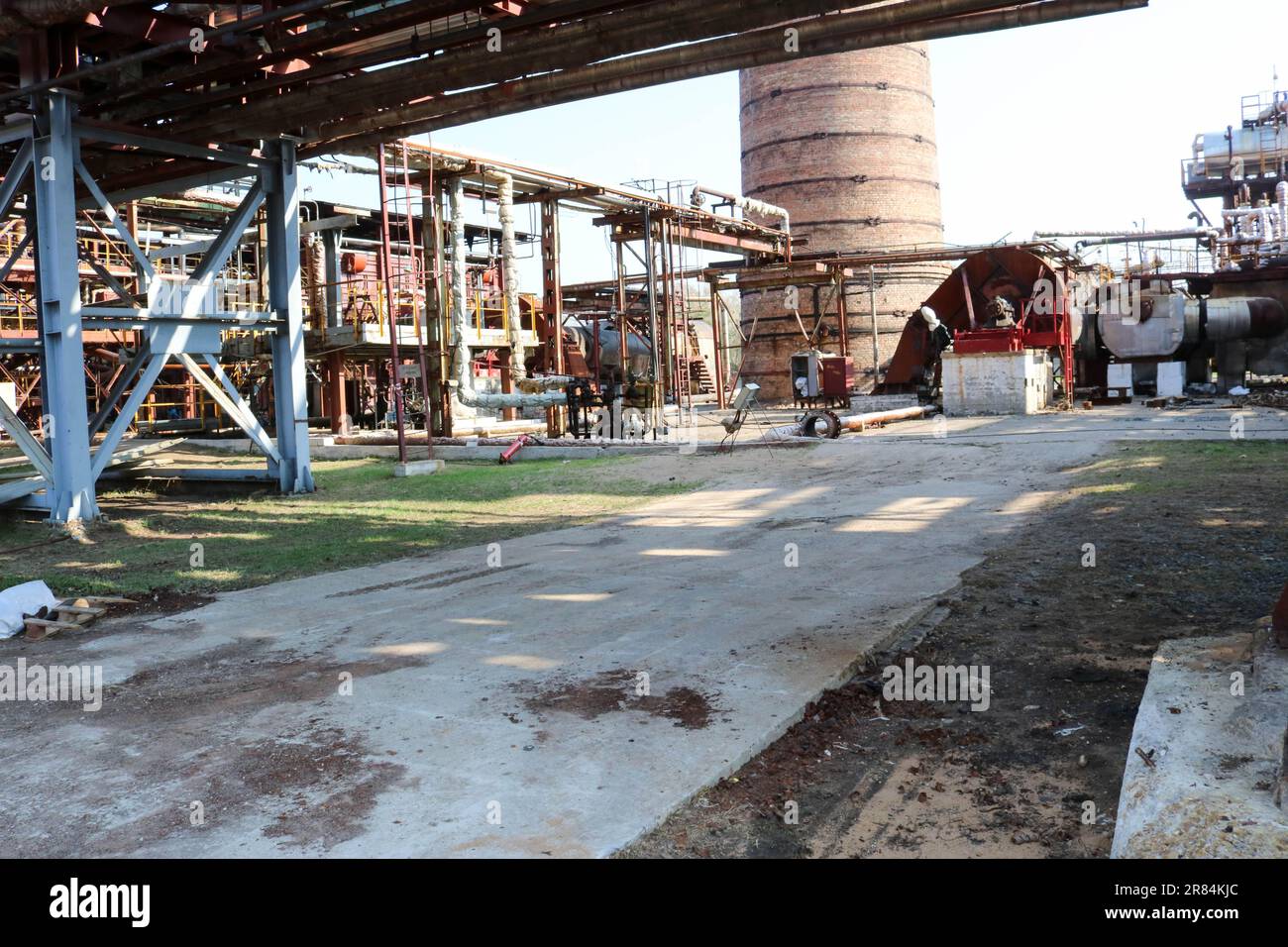Le pipeline déborde de tuyaux en fer pour pomper le liquide sur le fond ...