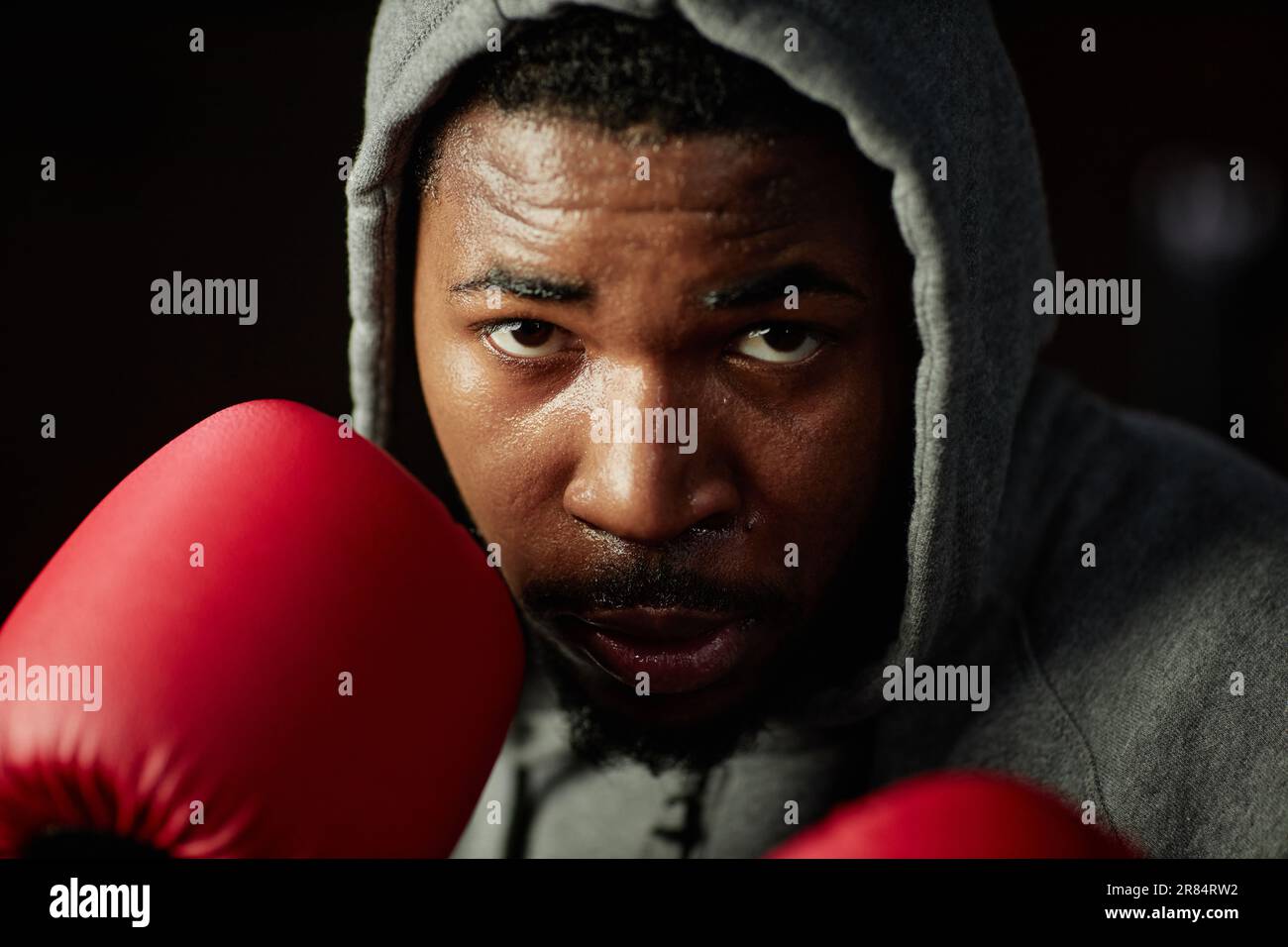 Gros plan du jeune boxeur afro-américain qui se concentre sur le coup ...
