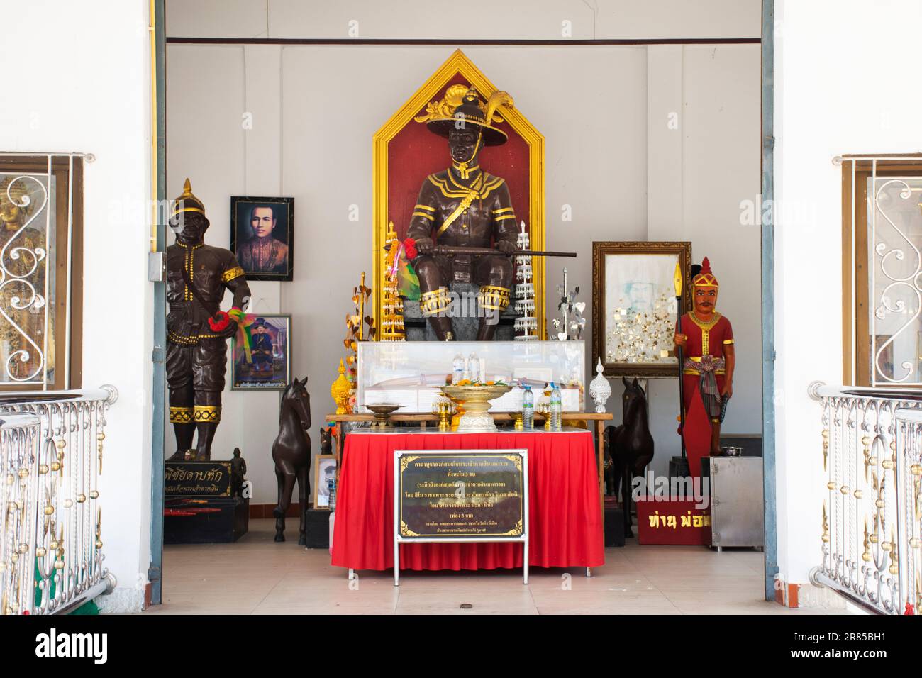 L'ancien roi Taksin grand monument statue pour les gens thaïlandais ...