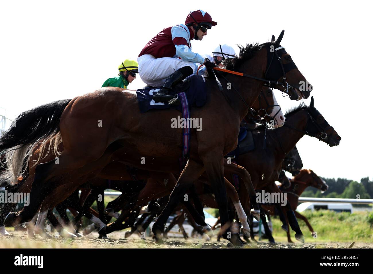 Dans le Spotlight monté par le jockey Charlie Bennett (devant les ...