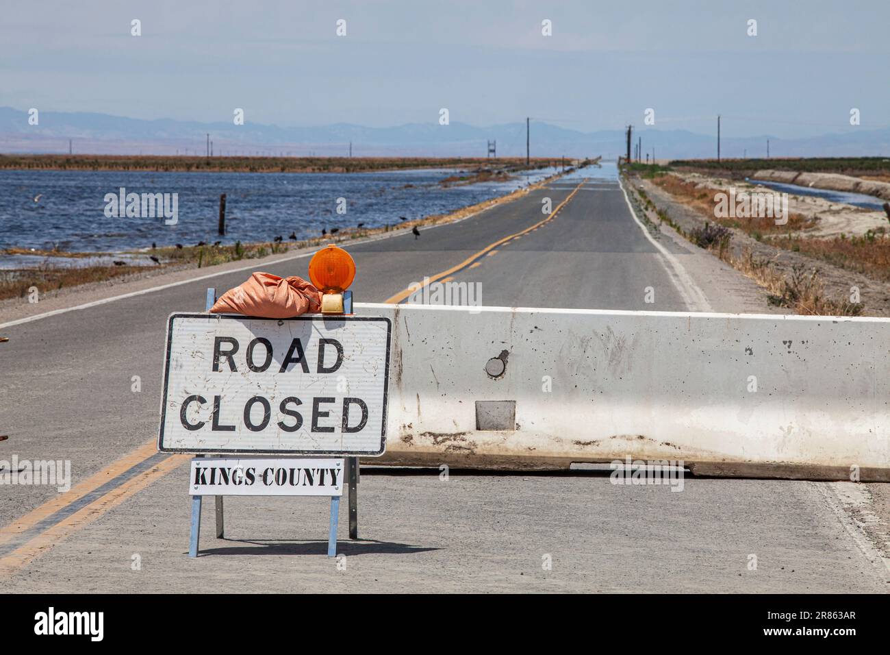 Route fermée. Le lac Tulare, situé dans la vallée centrale de la ...
