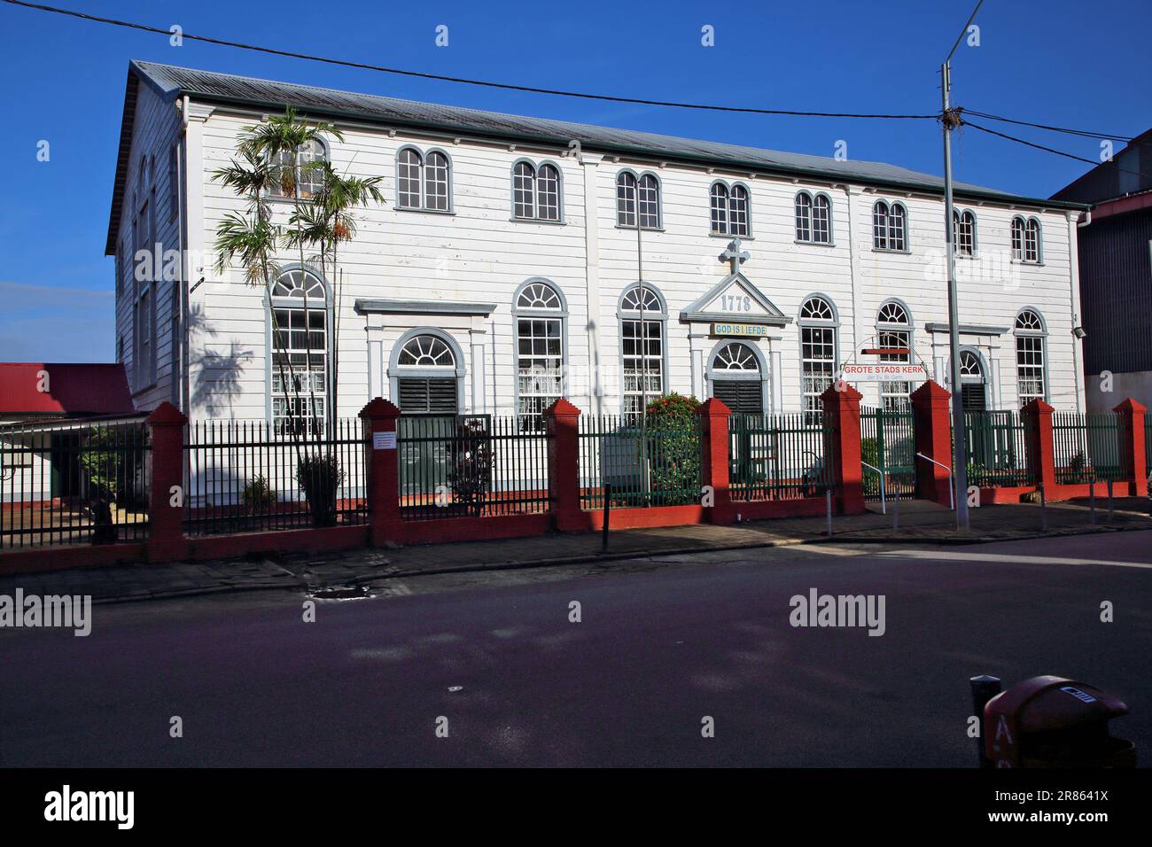 Dans le Grote Stadskerk de l'Evangelische Broedergemeente Suriname ...