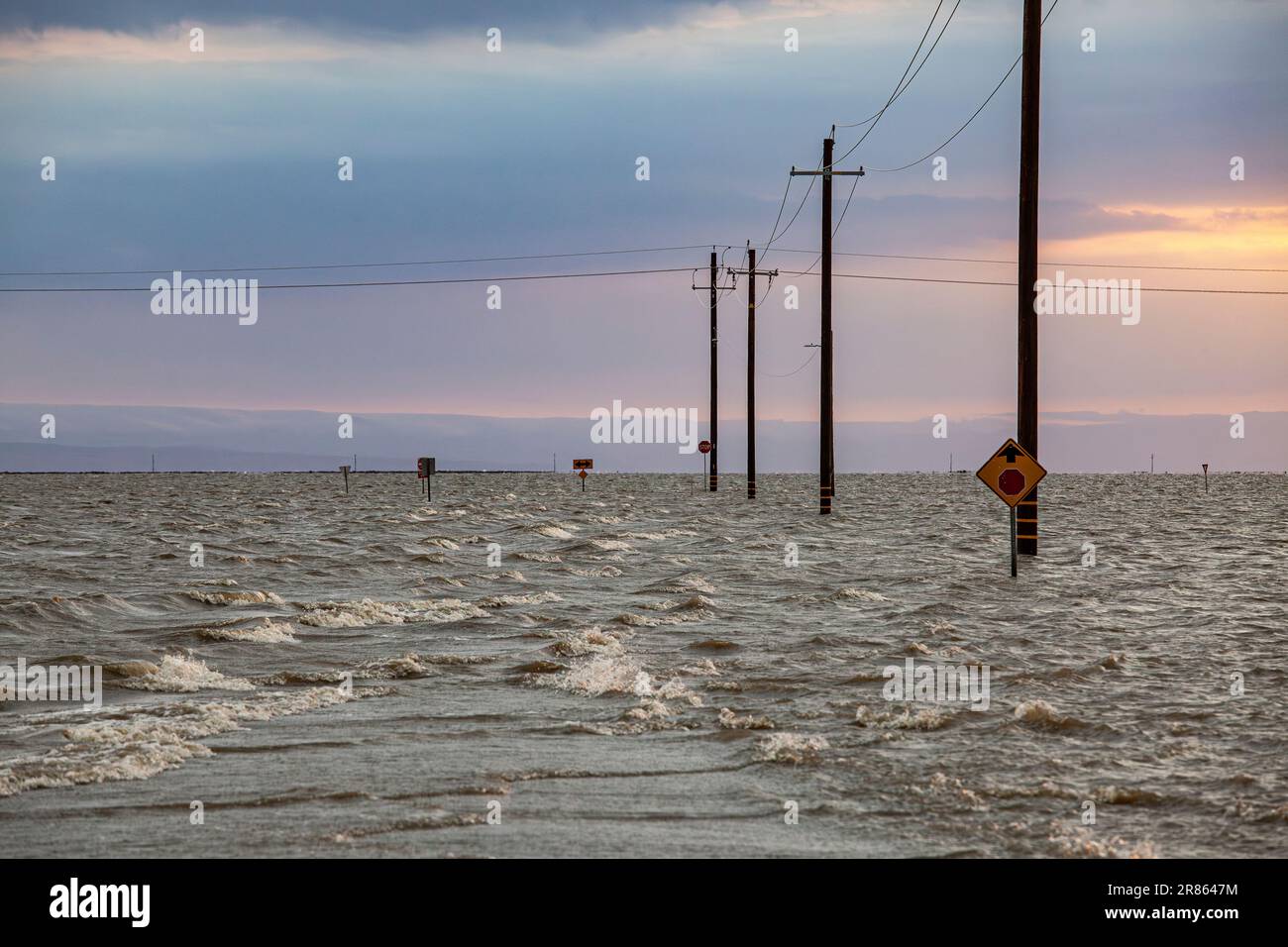 Extrémités de route inondées. Le lac Tulare, situé dans la vallée ...