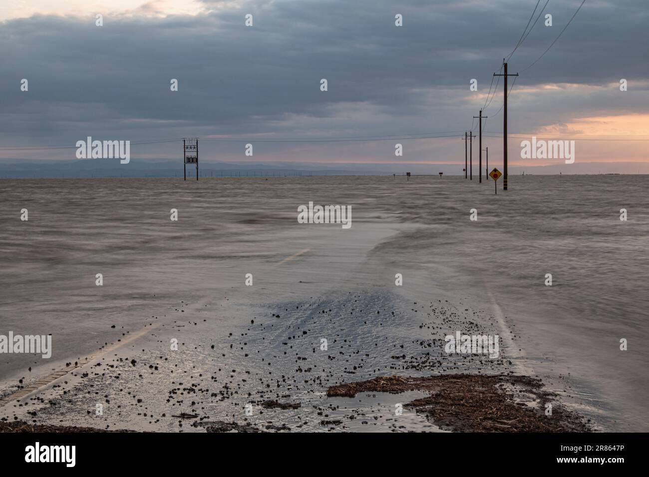 Extrémités de route inondées. Le lac Tulare, situé dans la vallée ...