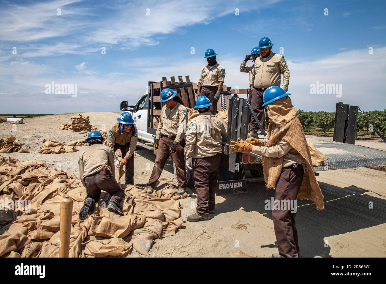 California conservation corps construisant un lévee sur le lac Tulare ...