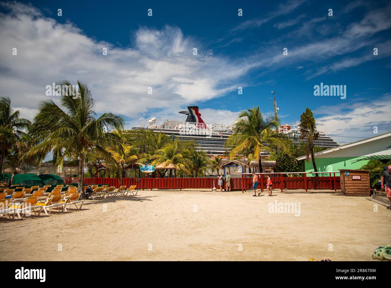 Le Carnival Vista, le plus grand bateau de croisière de la ligne de croisière Carnival, a amarré ...