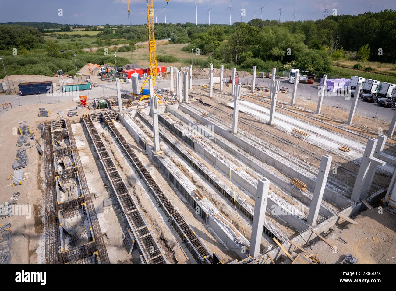 sur un chantier de construction, des piliers en béton sont érigés pour ...