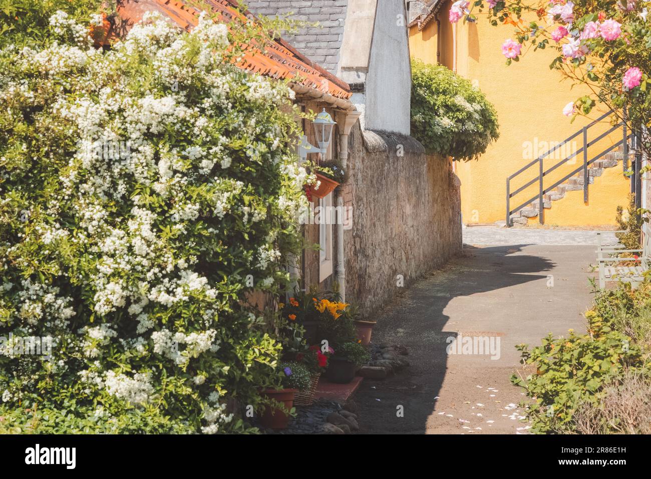 Charmante et pittoresque, la vieille ville et les cottages colorés de ...