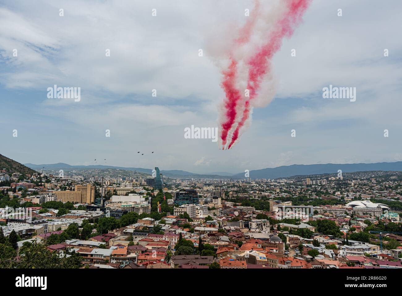 Avions avec un chemin de couleur rouge et blanche du drapeau géorgien ...