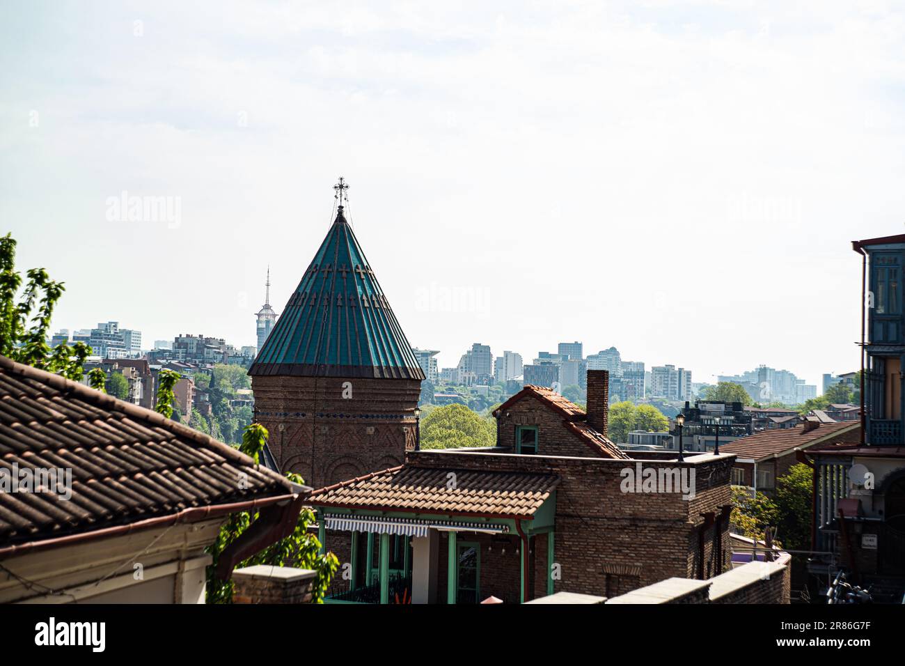 Vue sur la ville de Tbilissi depuis la vieille ville avec dôme bleu de ...