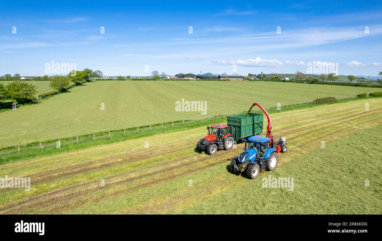 Première récolte d'ensilage sur une ferme laitière au début de l'été ...