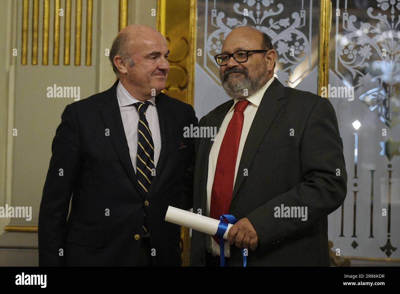 The head of Economics at Onda Cero, Ignacio Rodríguez Burgos (right ...