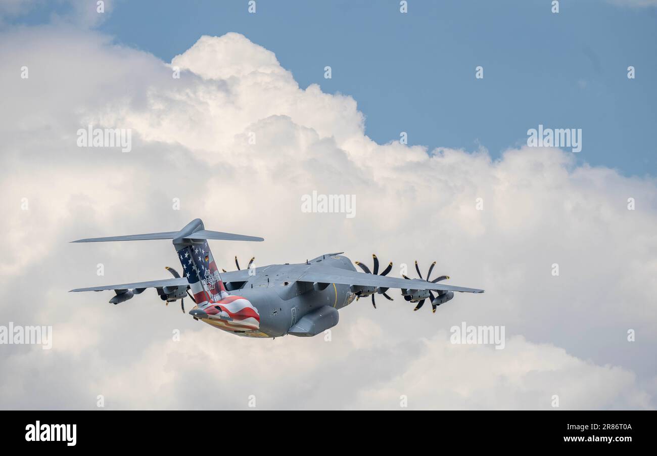 Un avion de la Force aérienne allemande A400M, portant le thème du ...