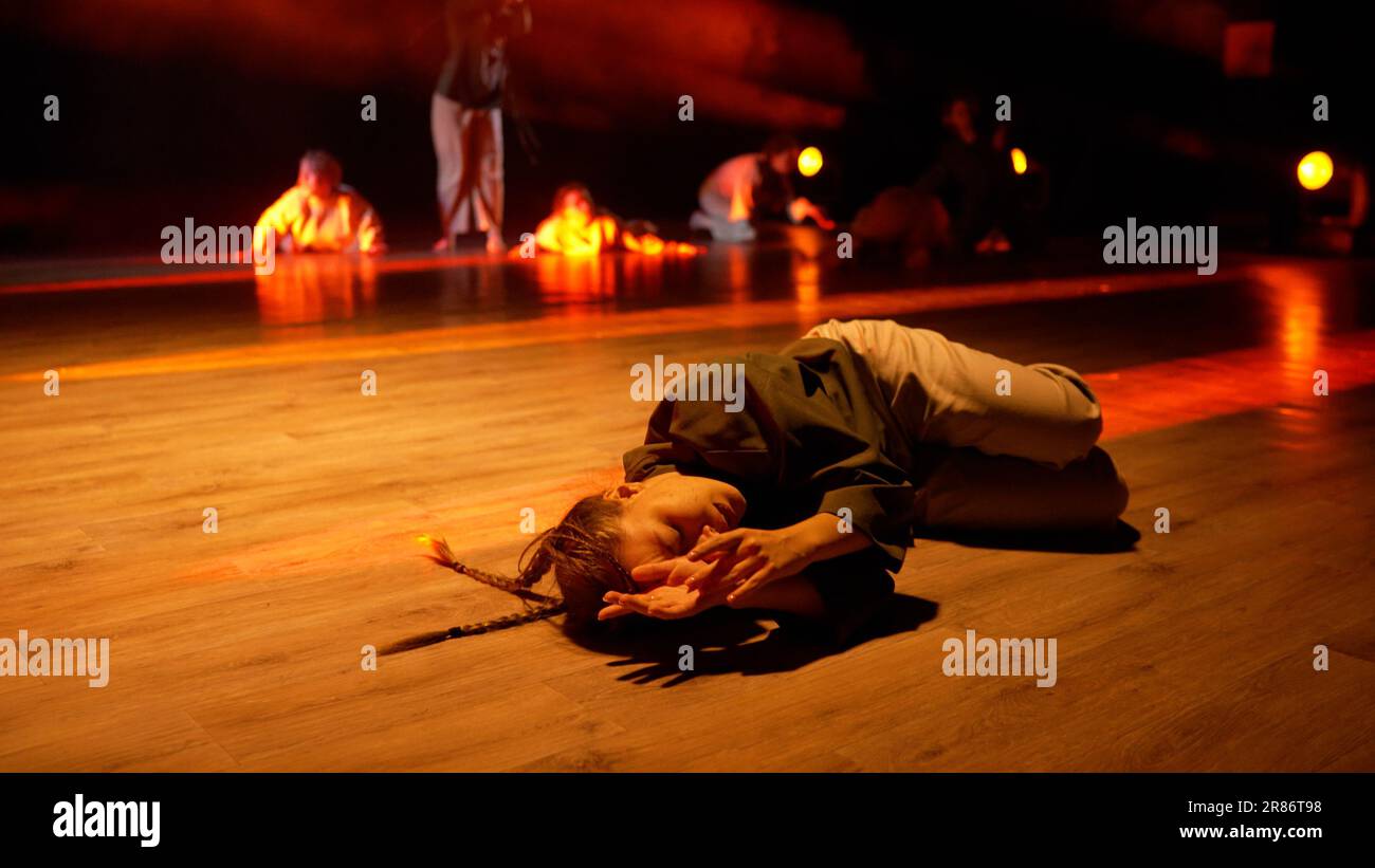 La fille danse sur la scène. Le concept de la danse moderne, se ...