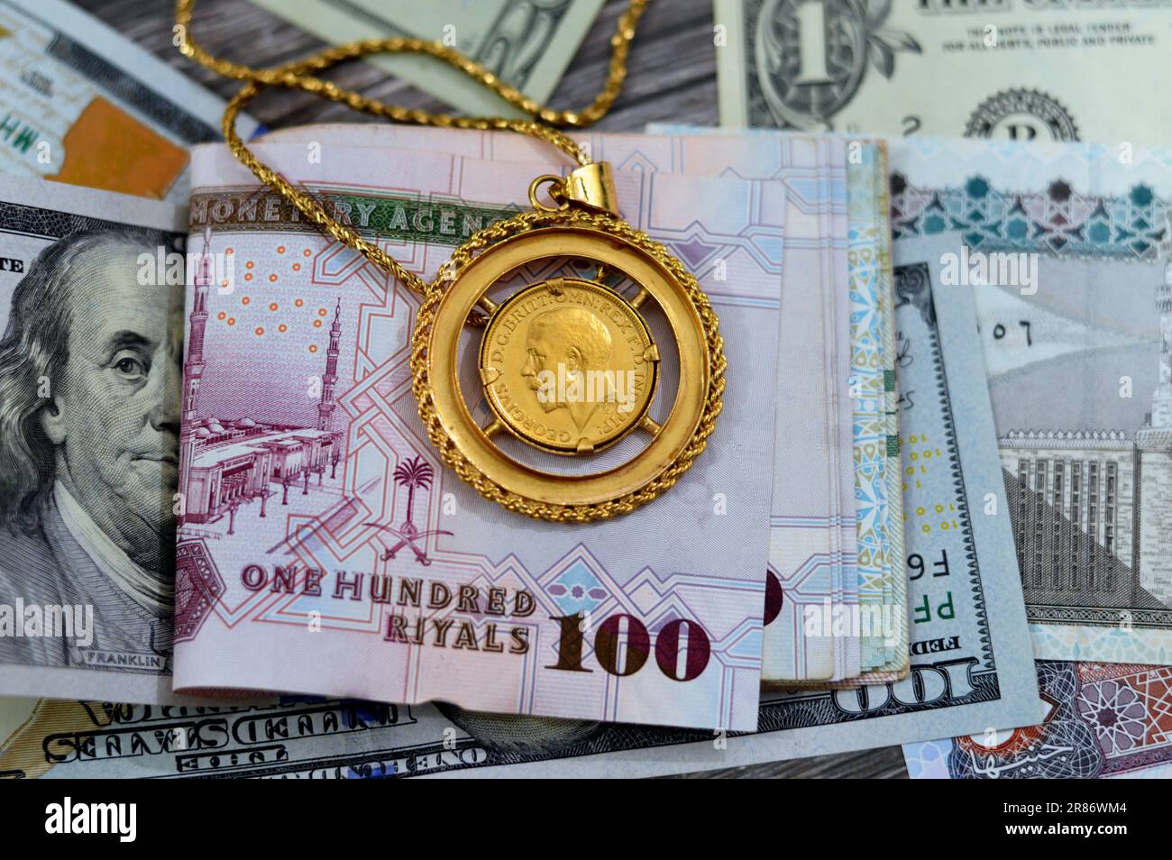 Dollars américains, livres égyptiennes et Arabie Saoudite Riyals ...