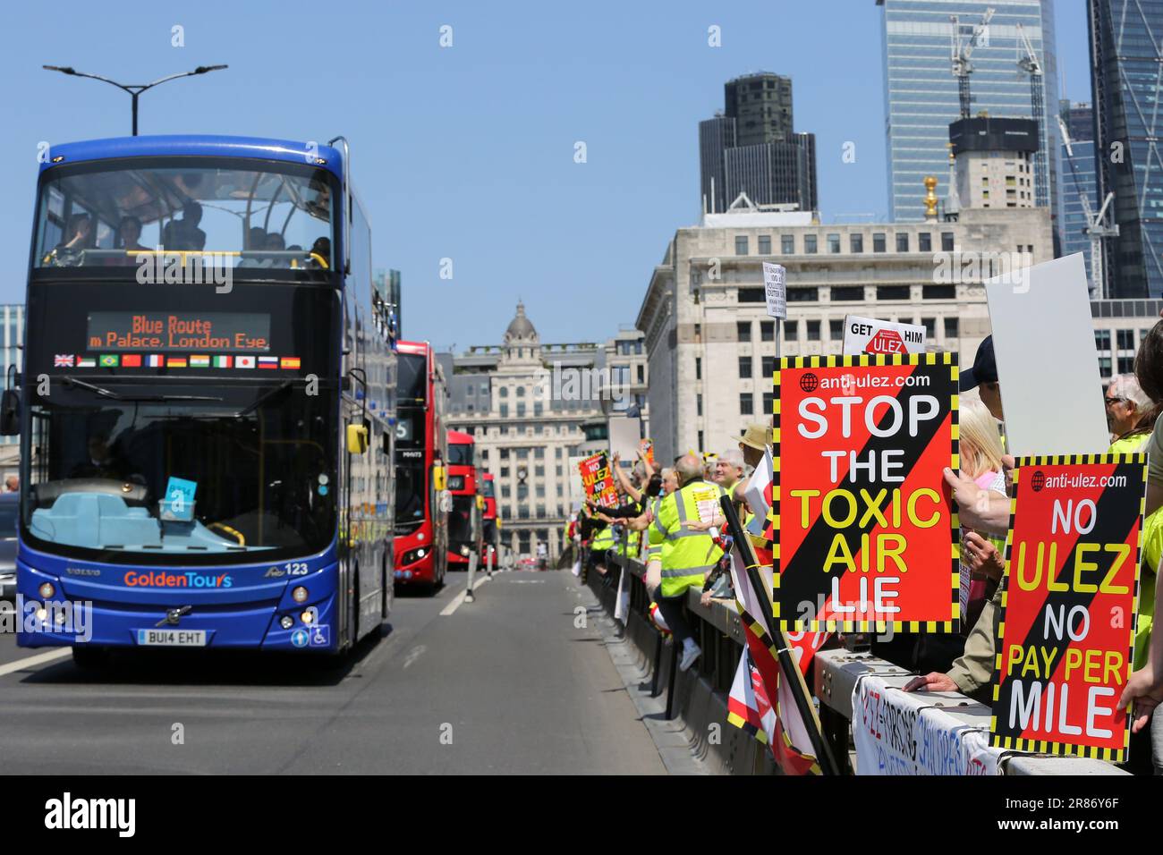 Les militants anti-ULEZ font des panneaux exprimant leur opinion sur le ...