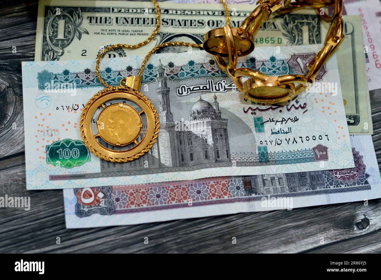 Dollars américains, livres égyptiennes et Arabie Saoudite Riyals ...