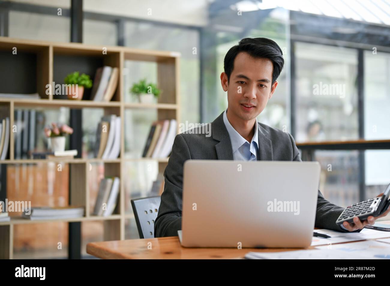 Un homme d'affaires ou PDG asiatique du millénaire, intelligent et ...